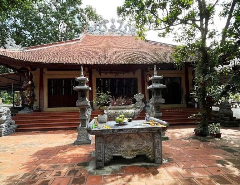 Sự tích đền cô bé Chí Mìu Bắc Giang – Trước cửa đền chính có bầy bộ đồ ...